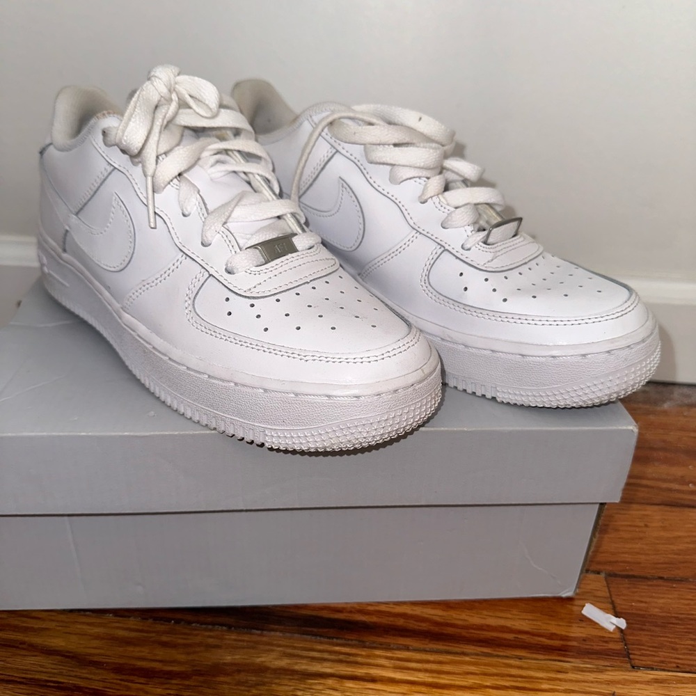 White Nike Sneakers - Gem